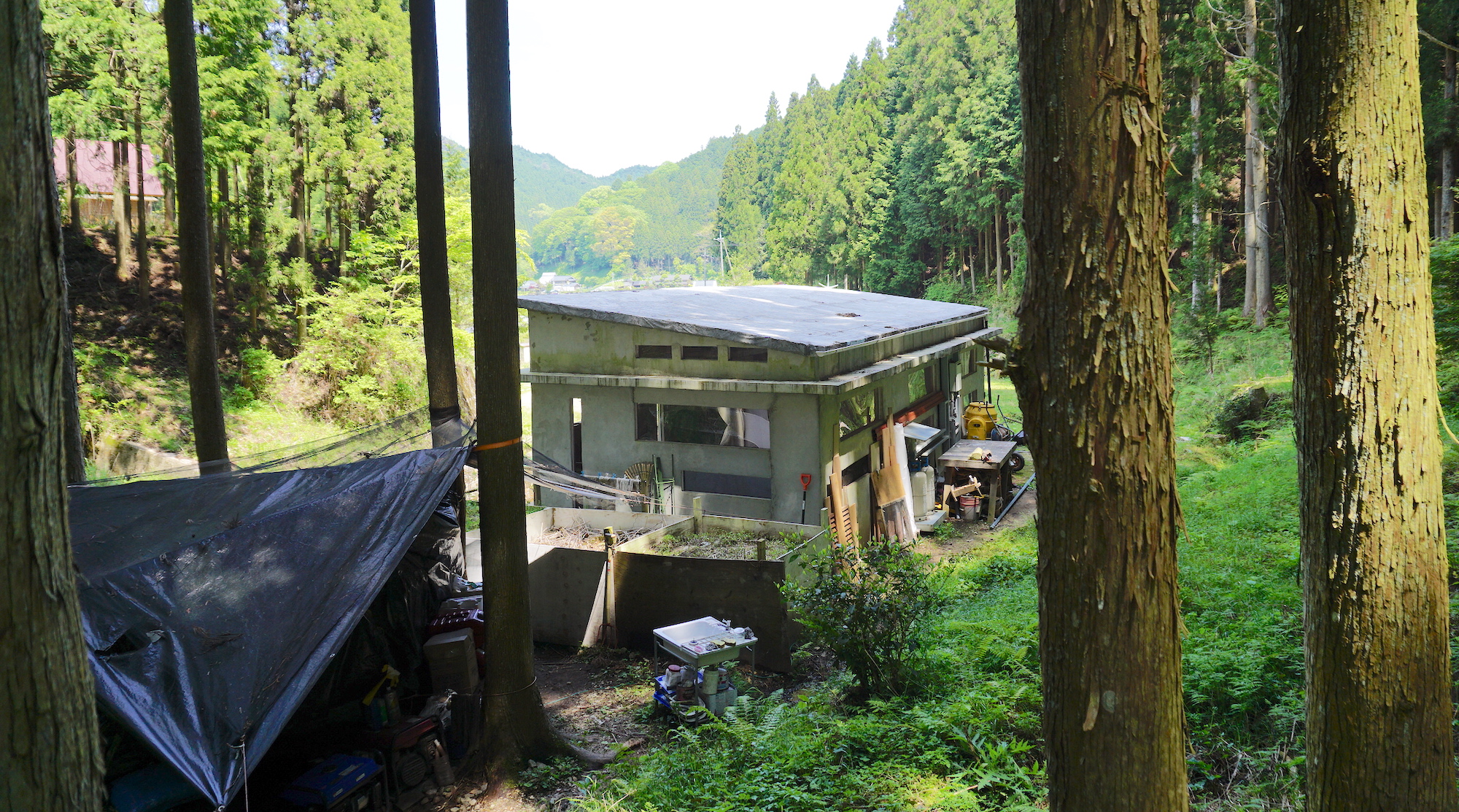 The floating house in the Japanese countryside : Makery